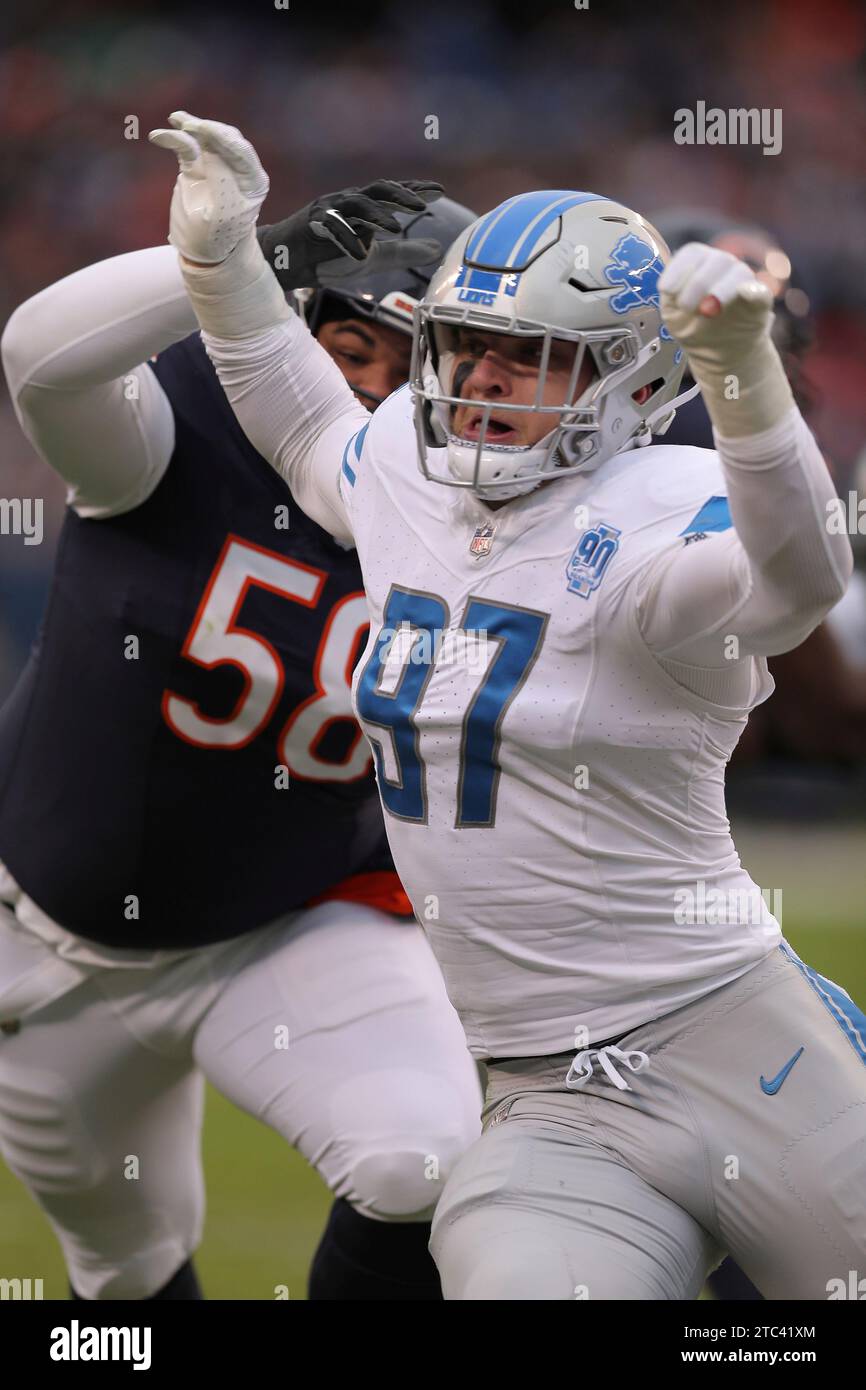 Detroit Lions defensive end Aidan Hutchinson (97) runs past Chicago ...
