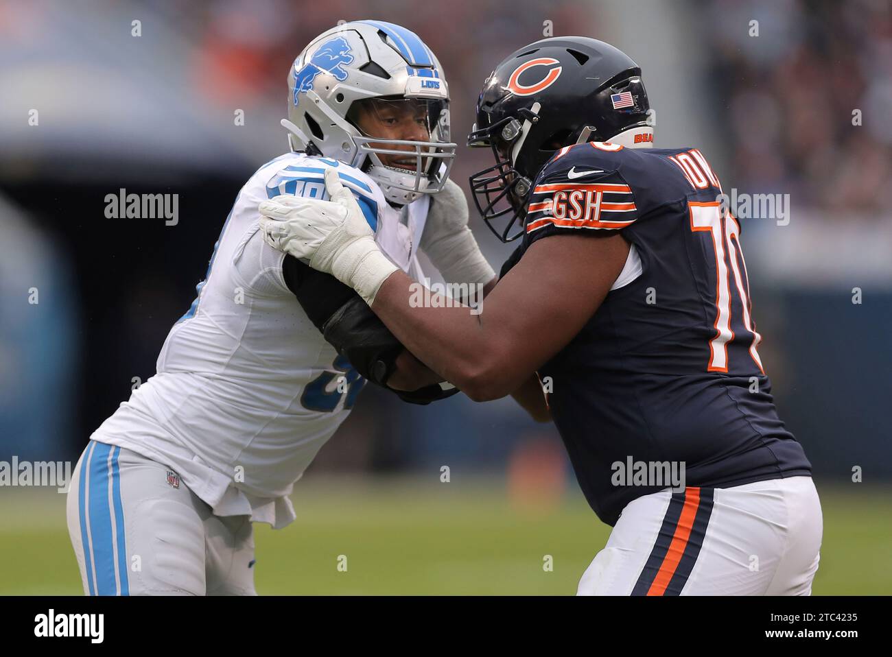 Chicago Bears offensive tackle Braxton Jones (70) guards Detroit Lions ...
