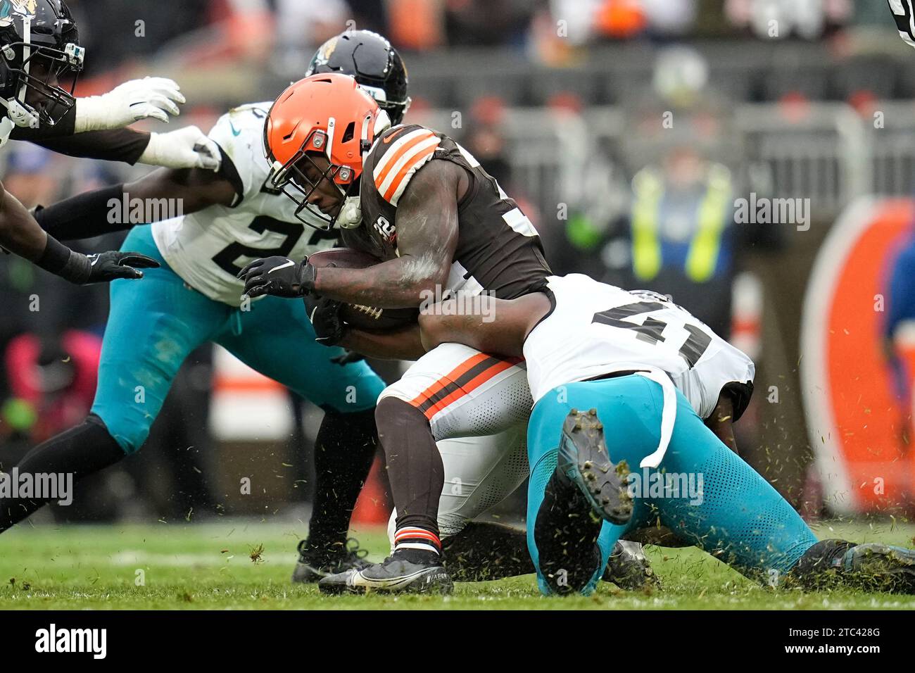 Cleveland Browns running back Jerome Ford (34) is tackled by ...