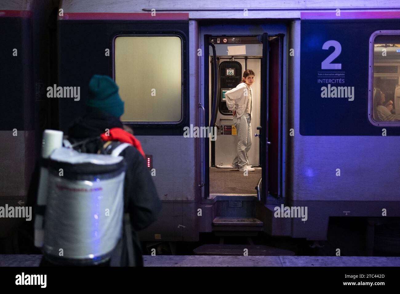 Paris, France. 10th Dec, 2023. Travelers take the first train during ...