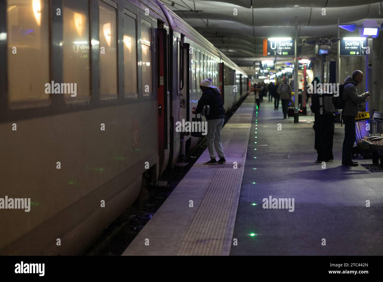 Paris, France. 10th Dec, 2023. Travelers take the first train during ...
