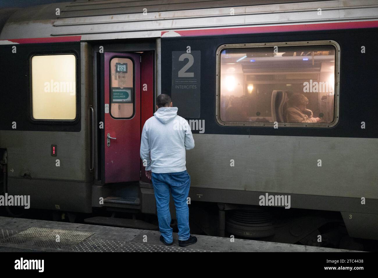 Paris, France. 10th Dec, 2023. Travelers take the first train during ...