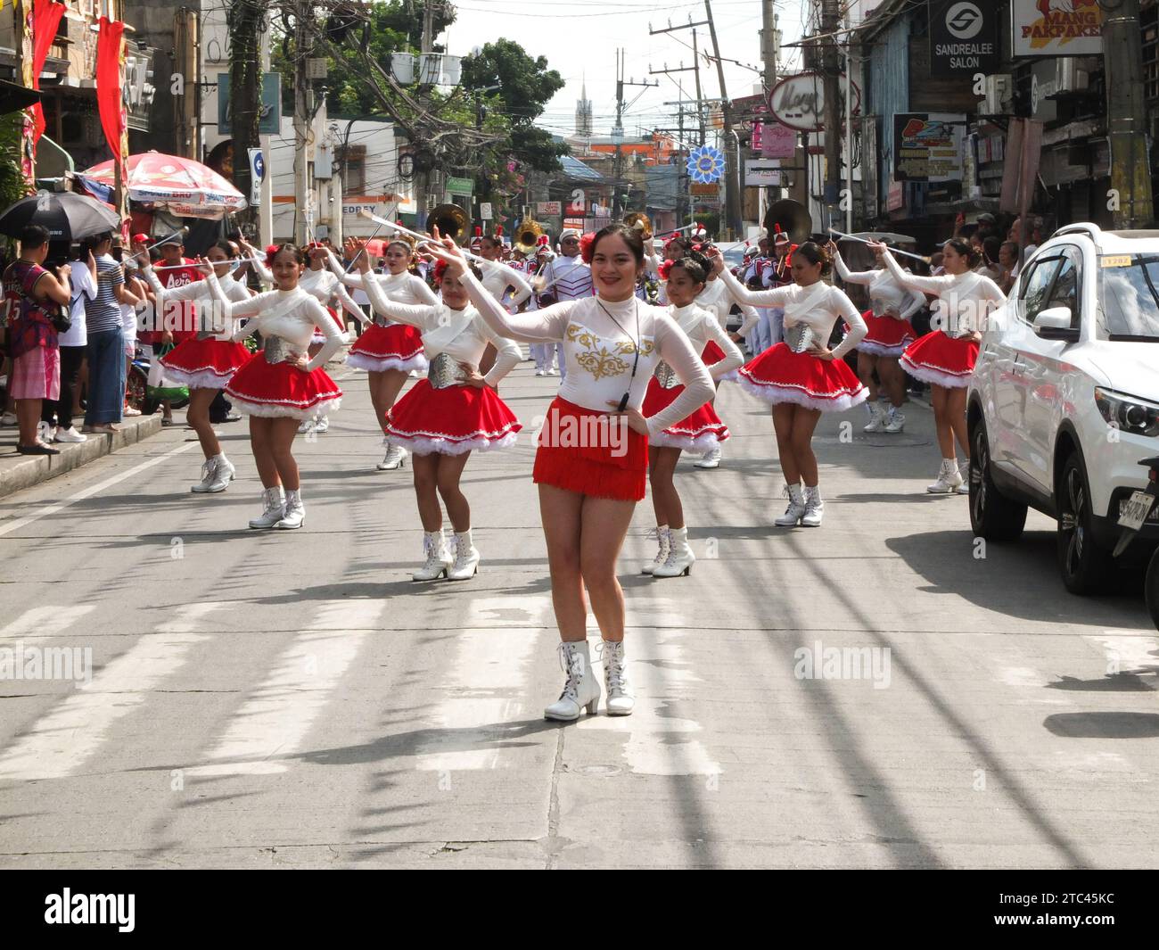 Malabon City, Philippines. 10th Dec, 2023. Majorettes from Malabon pula ...