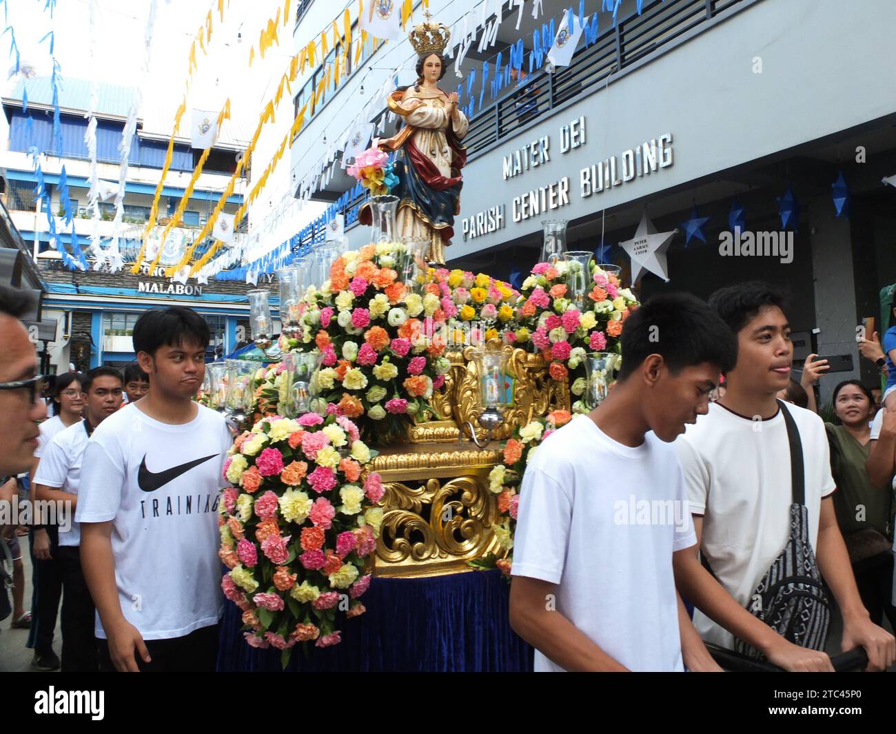 Malabon City, Philippines. 10th Dec, 2023. Devotees start to pull the ...