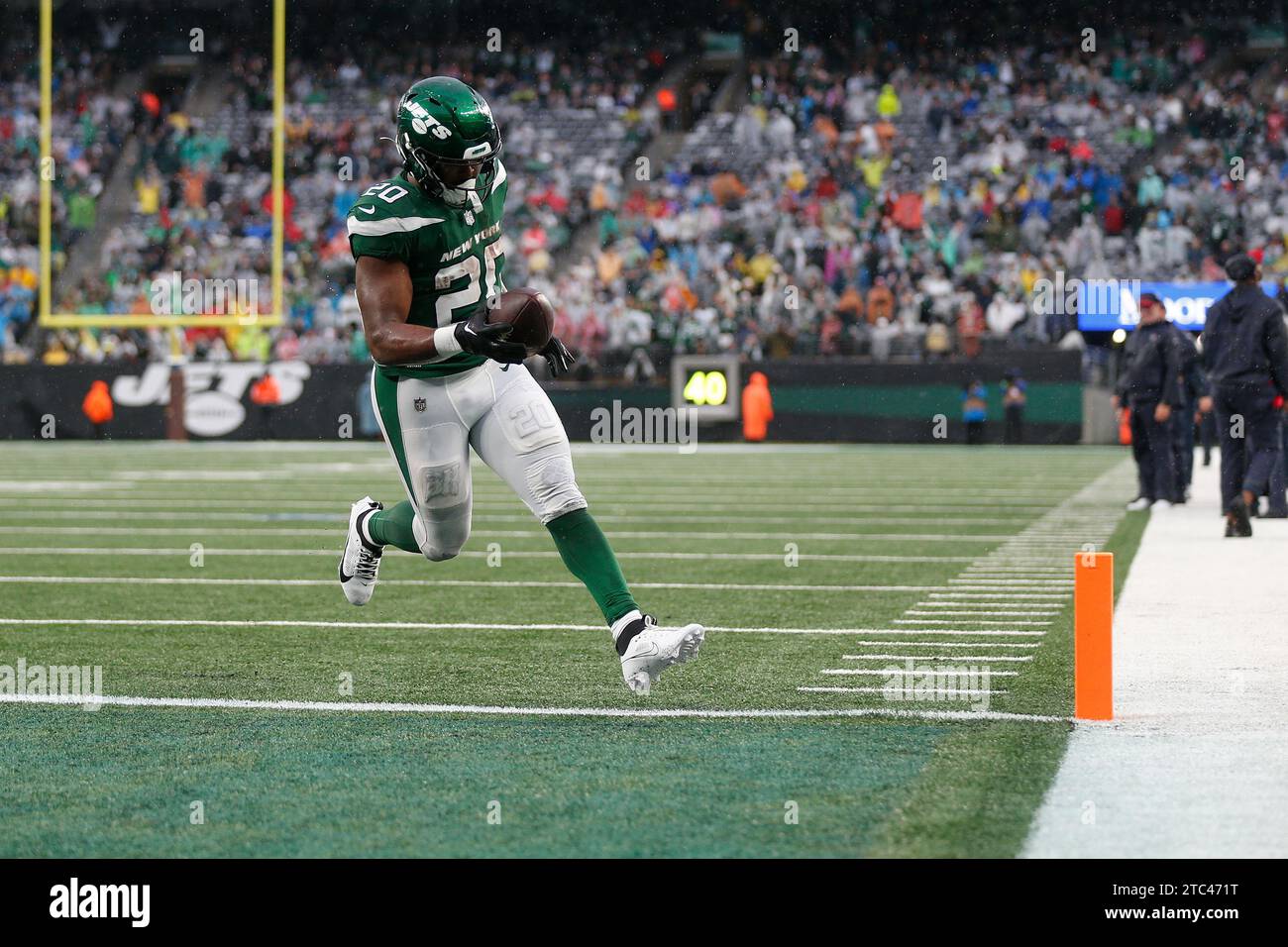 New York Jets running back Breece Hall (20) crosses the goal line for a ...