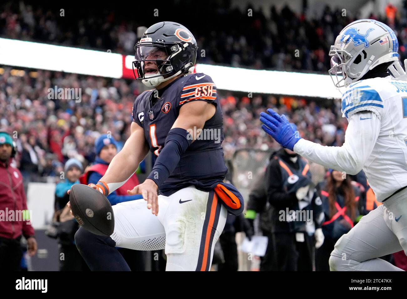 Chicago Bears quarterback Justin Fields scores a rushing touchdown past ...