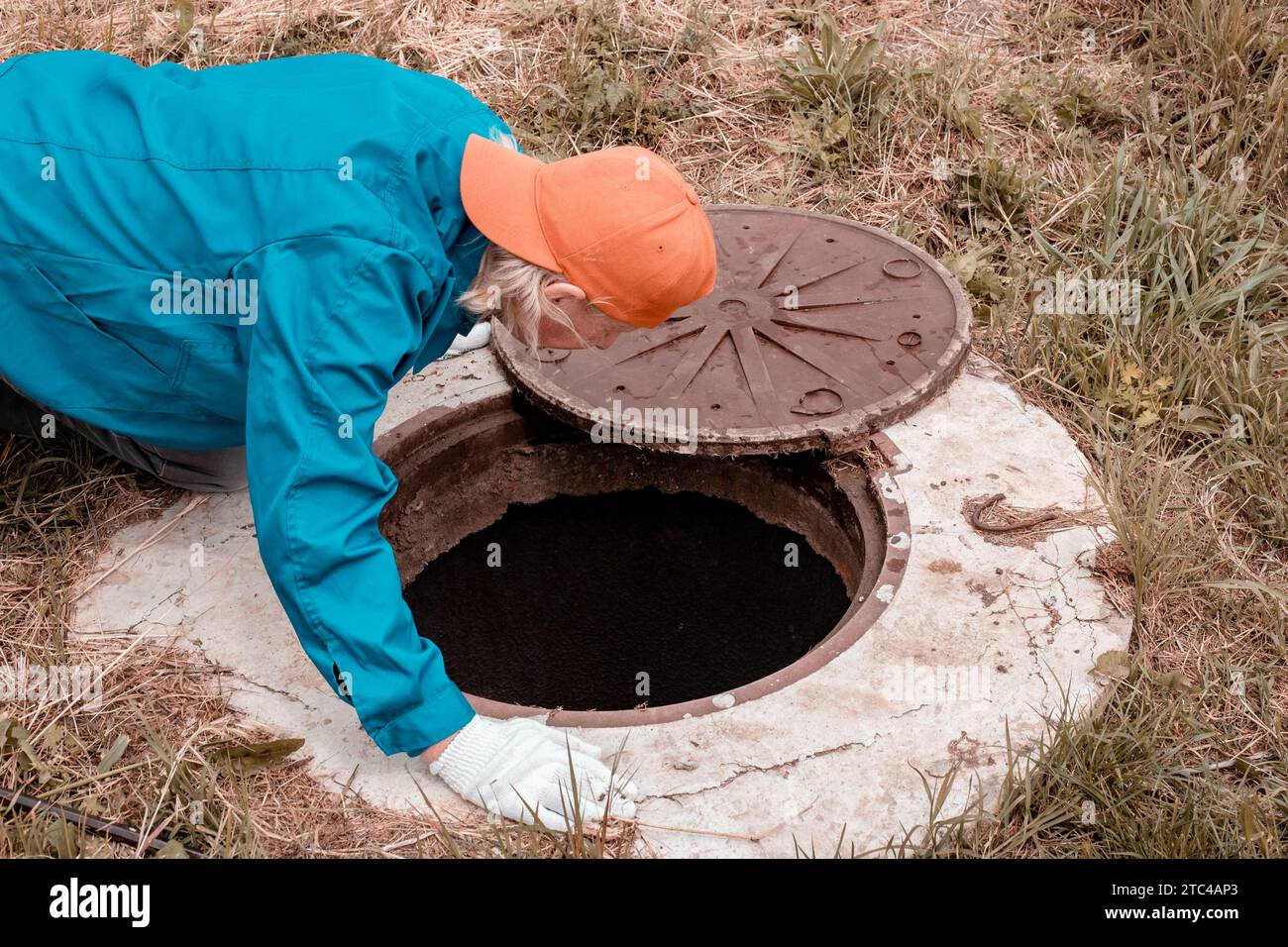 Sewerage worker in manhole hi-res stock photography and images - Alamy