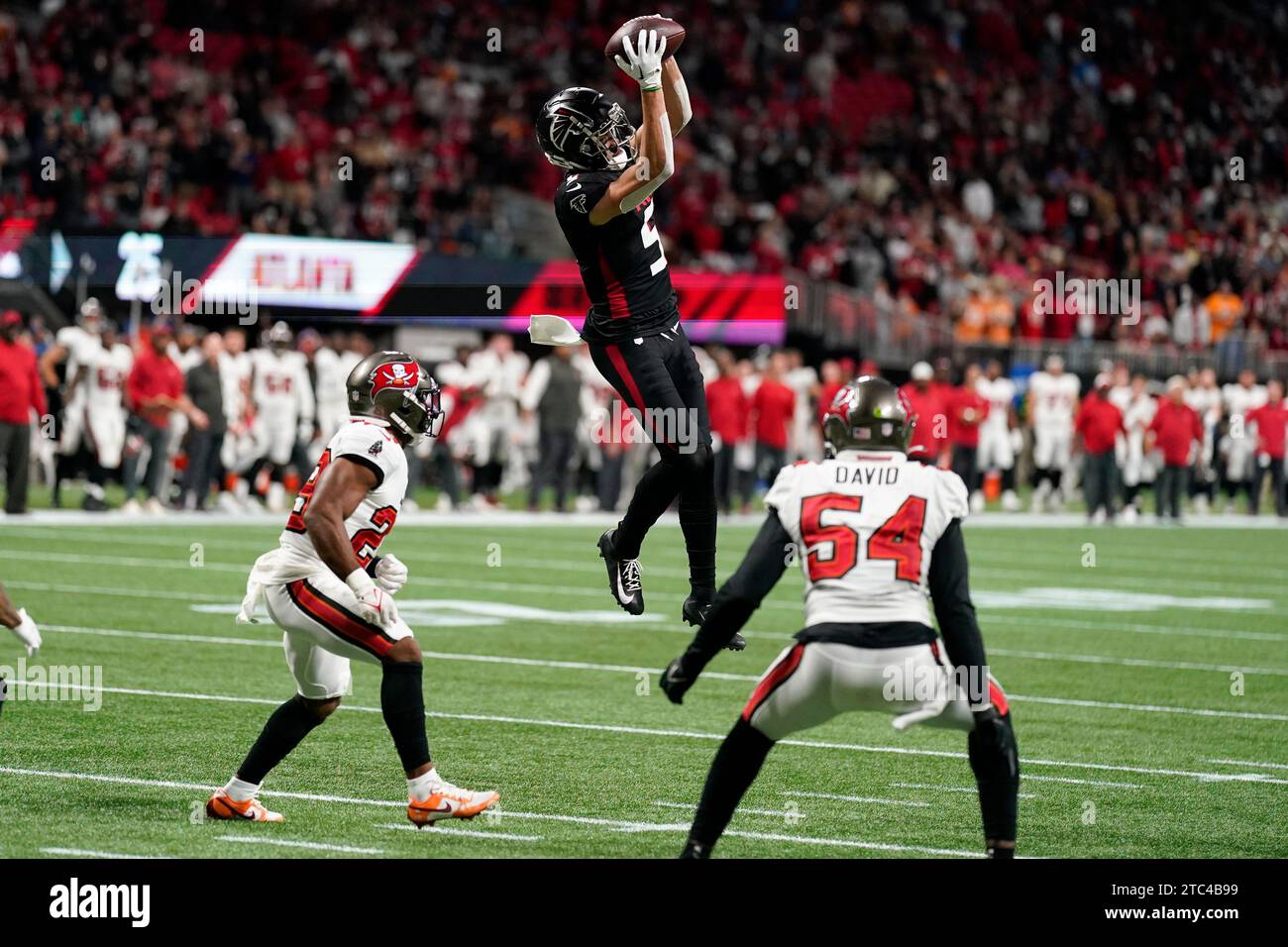Atlanta Falcons wide receiver Drake London (5) makes a catch between ...