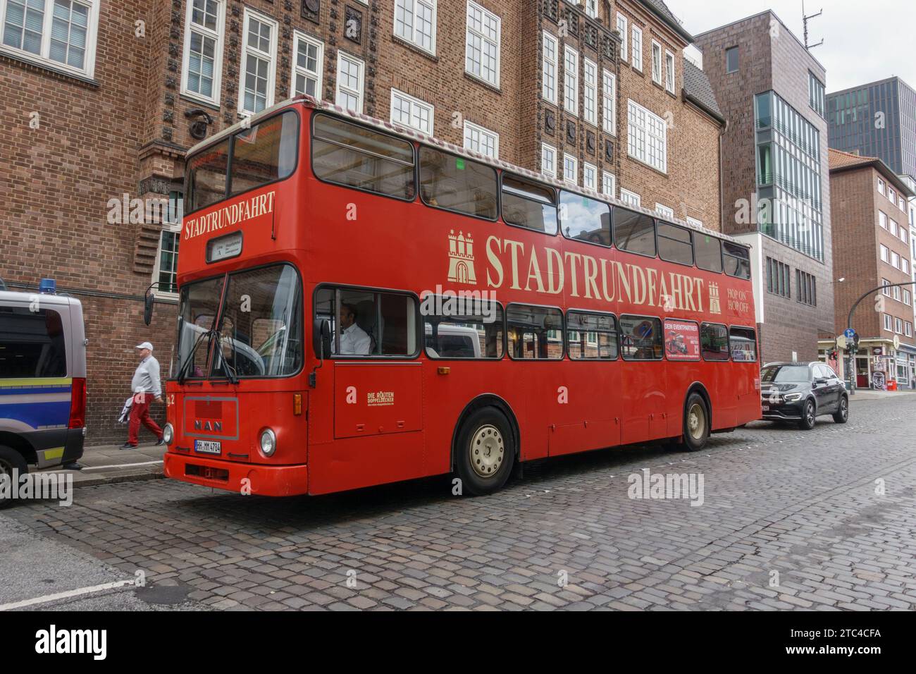 Hamburg bus hi-res stock photography and images - Alamy