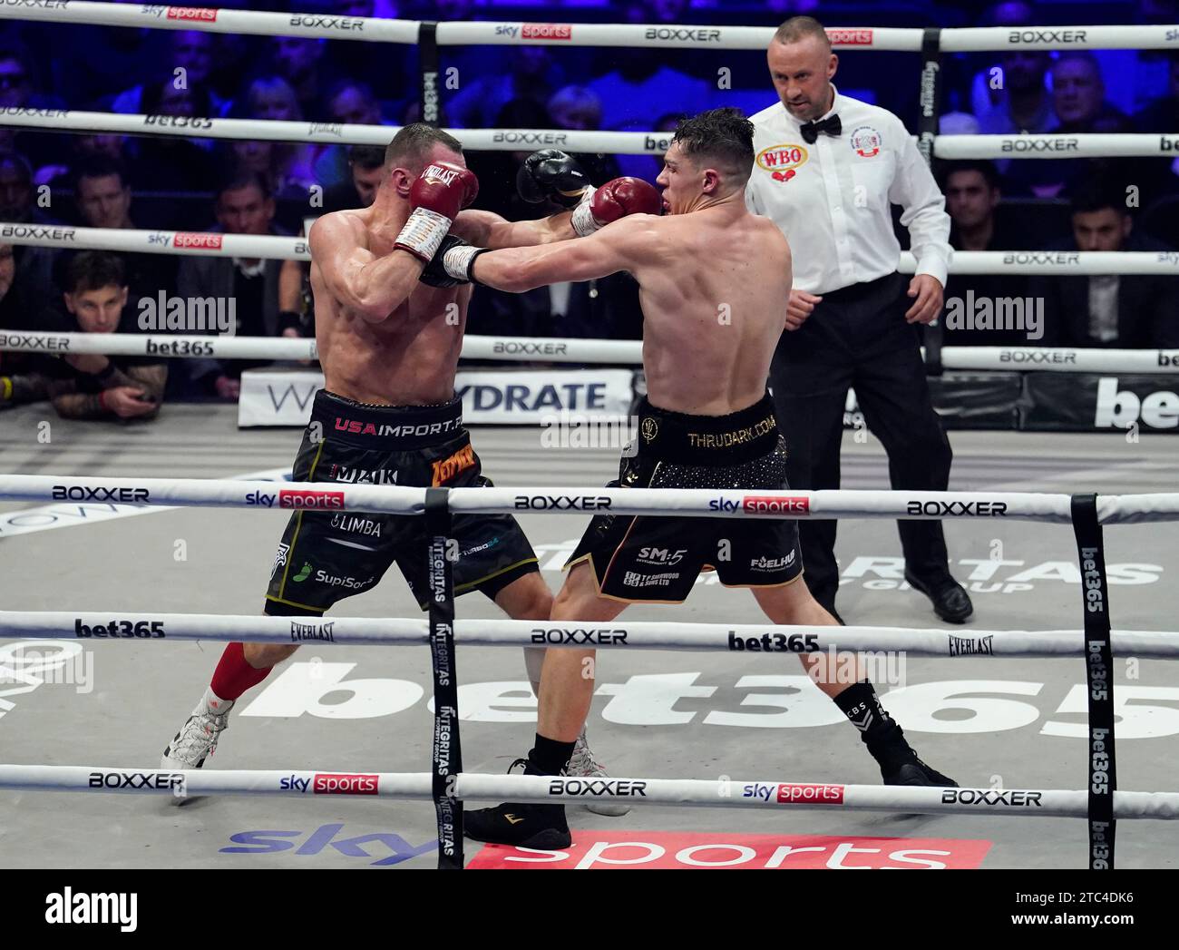 Mateusz Masternak Left And Chris Billam Smith In Action During Their Wbo Cruiserweight Title
