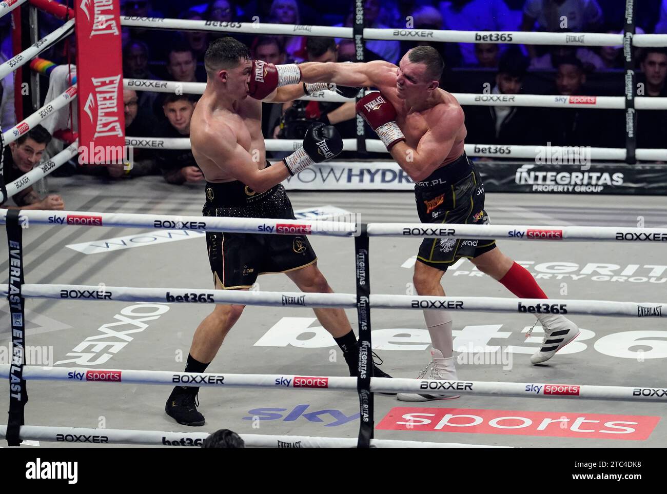 Chris Billam-Smith (left) and Mateusz Masternak in action during their WBO Cruiserweight Title ...