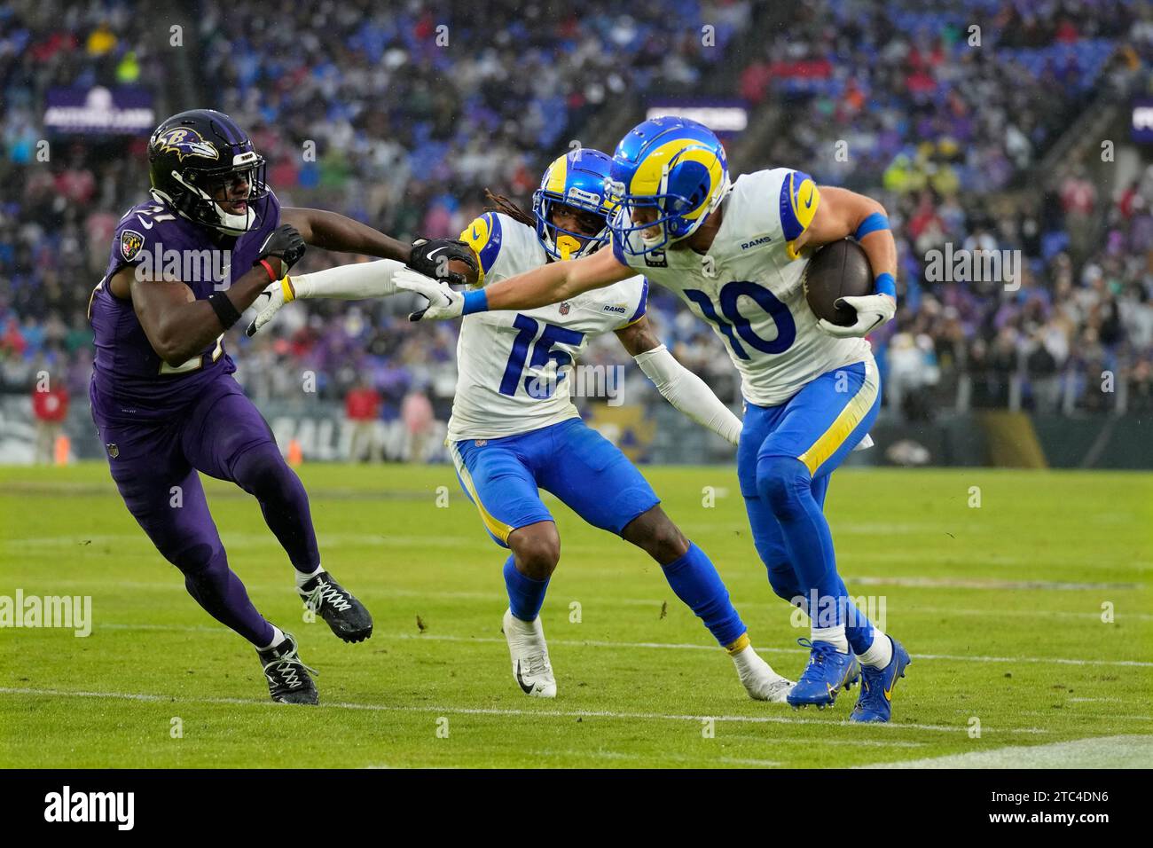 Los Angeles Rams wide receiver Cooper Kupp (10) runs with the ball as ...
