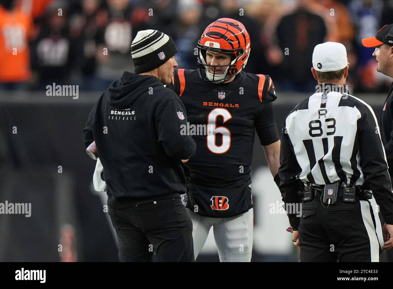 Cincinnati Bengals quarterback Jake Browning (6) gets his hand looked ...