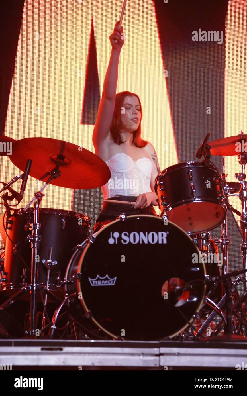 Inglewood, USA. 09th Dec, 2023. Eliza Enman-McDaniel of The Beaches ...