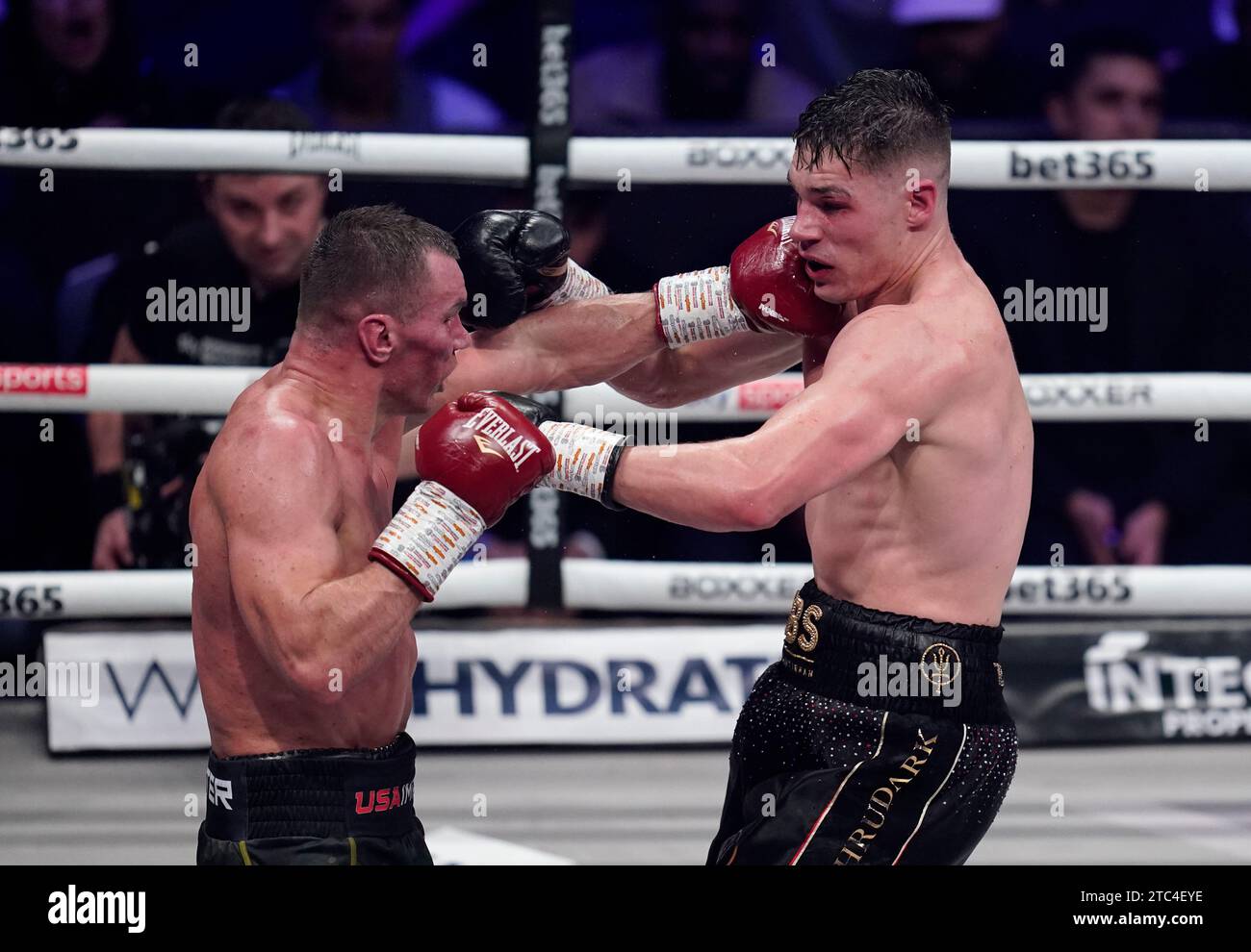 Mateusz Masternak Left And Chris Billam Smith In Action During Their Wbo Cruiserweight Title