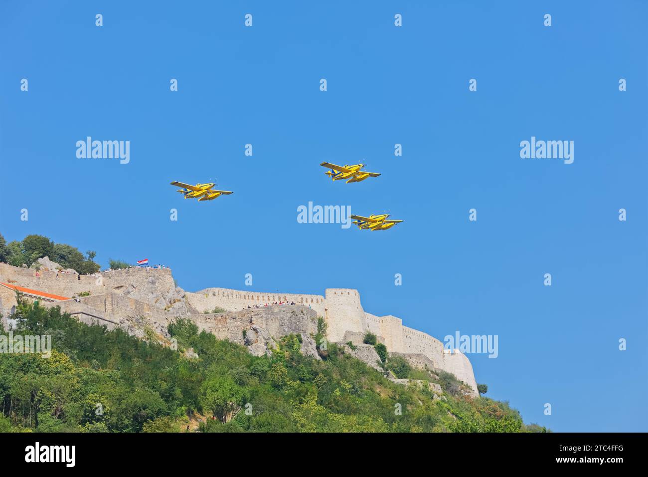 Aircraft rescue firefighting team hi-res stock photography and images ...