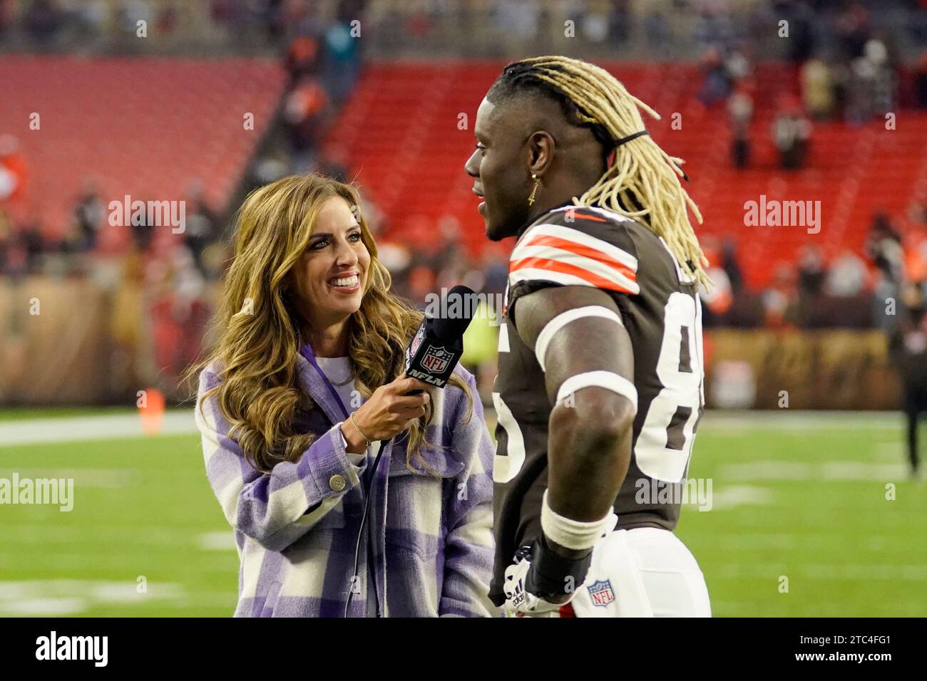 NFL sideline reporter Sara Walsh interviews Cleveland Browns tight end ...