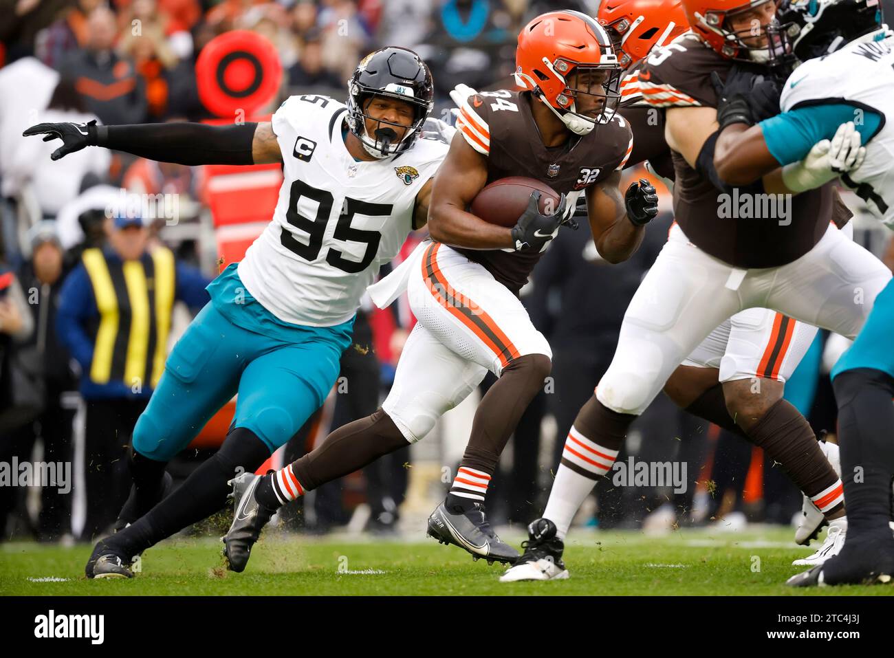 Jacksonville Jaguars defensive lineman Roy Robertson-Harris (95) chases ...