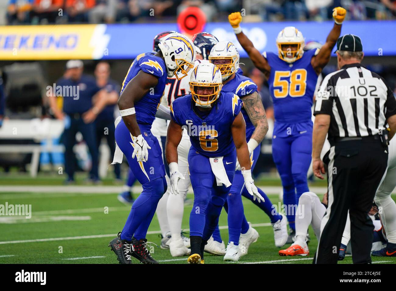Los Angeles Chargers linebacker Eric Kendricks (6) celebrates sacking ...