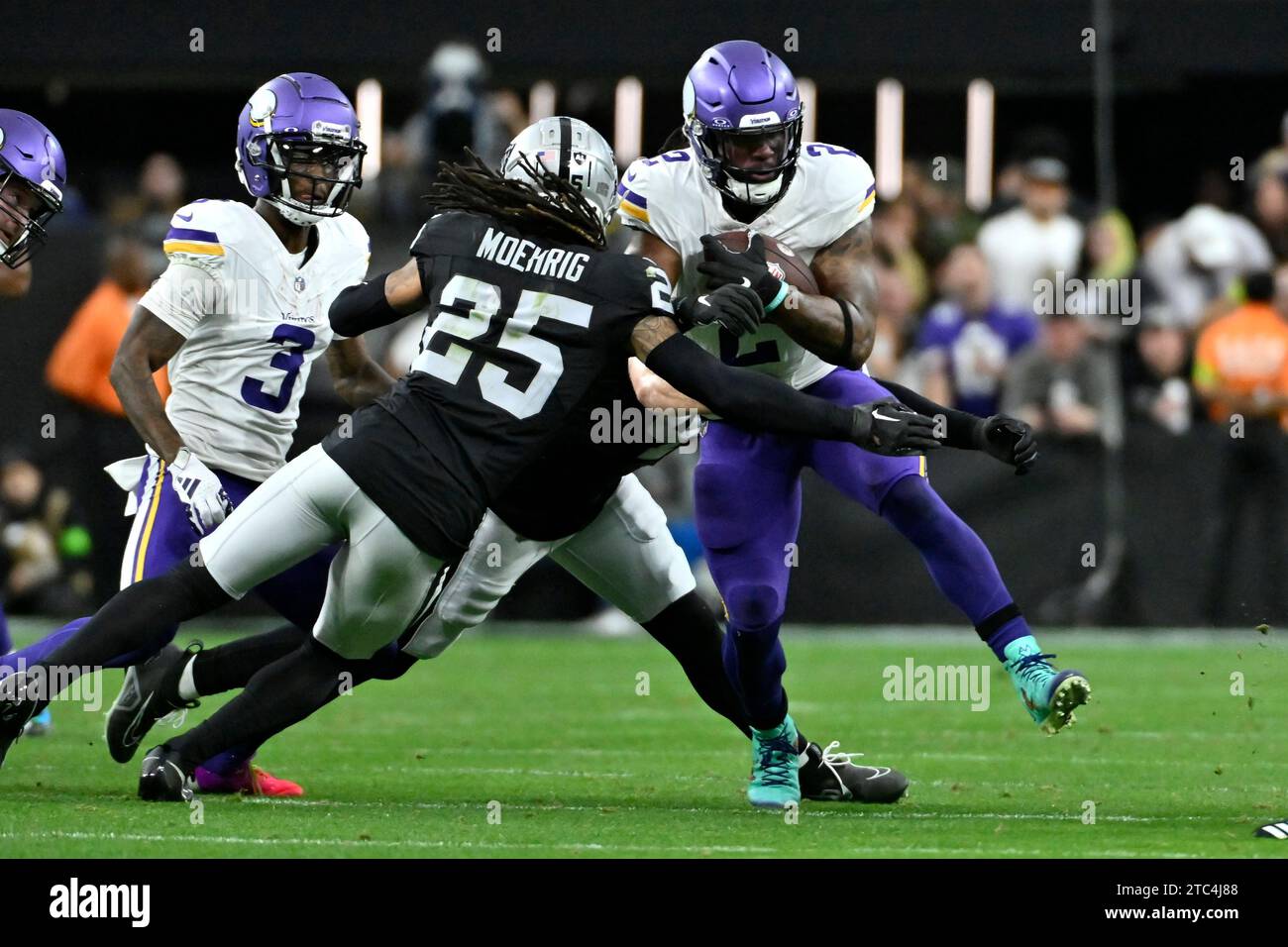 Minnesota Vikings running back Alexander Mattison (2) runs s Las Vegas ...