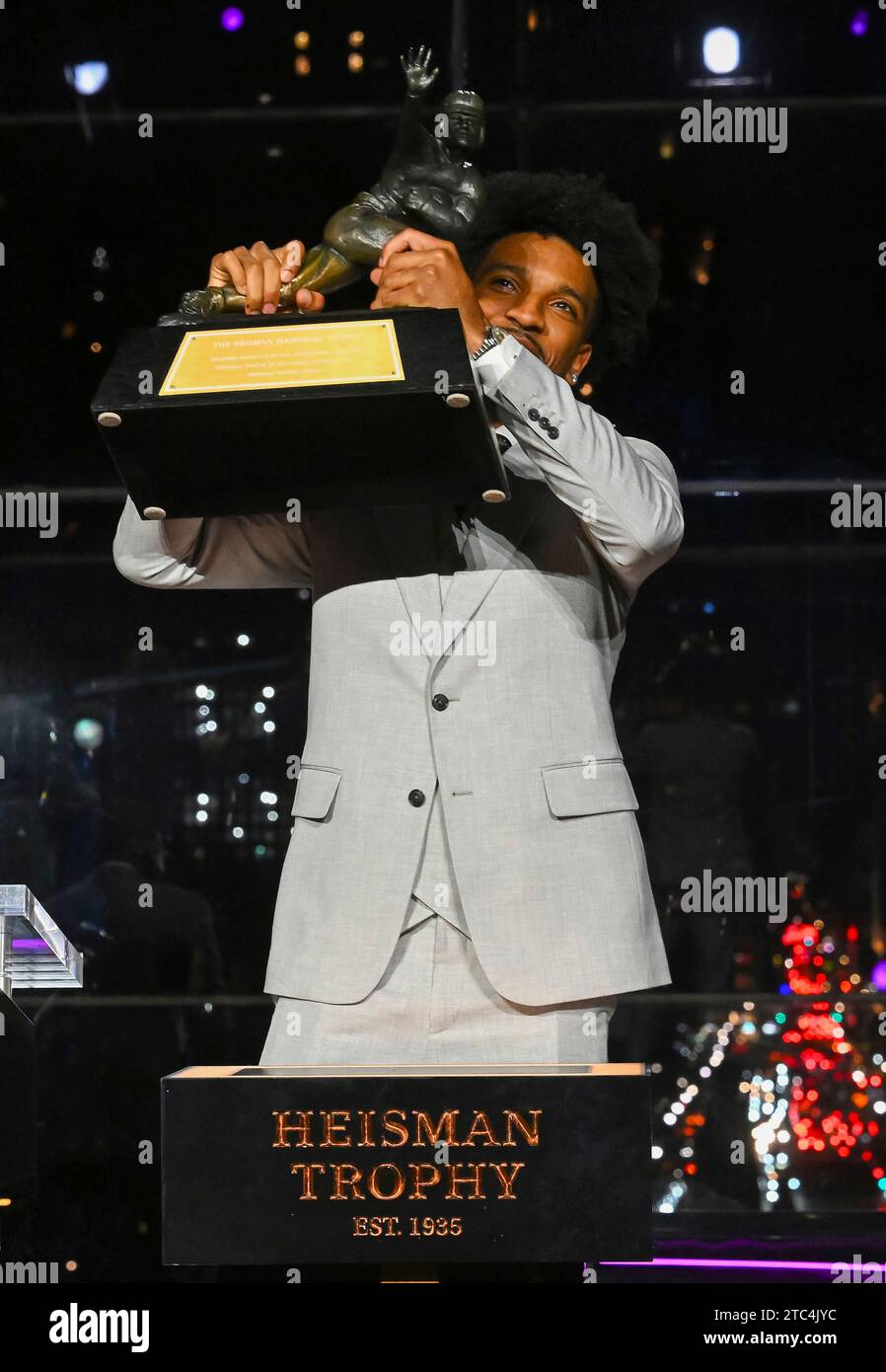 LSU quarterback Jayden Daniels lifts college football's Heisman Trophy ...