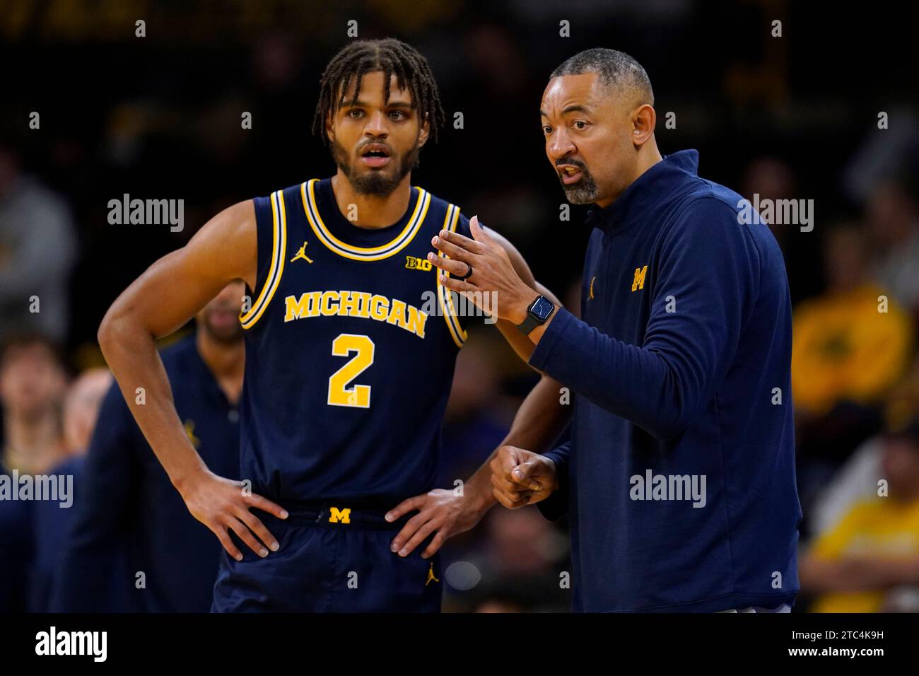 Michigan head coach Juwan Howard talks with forward Tray Jackson (2 ...