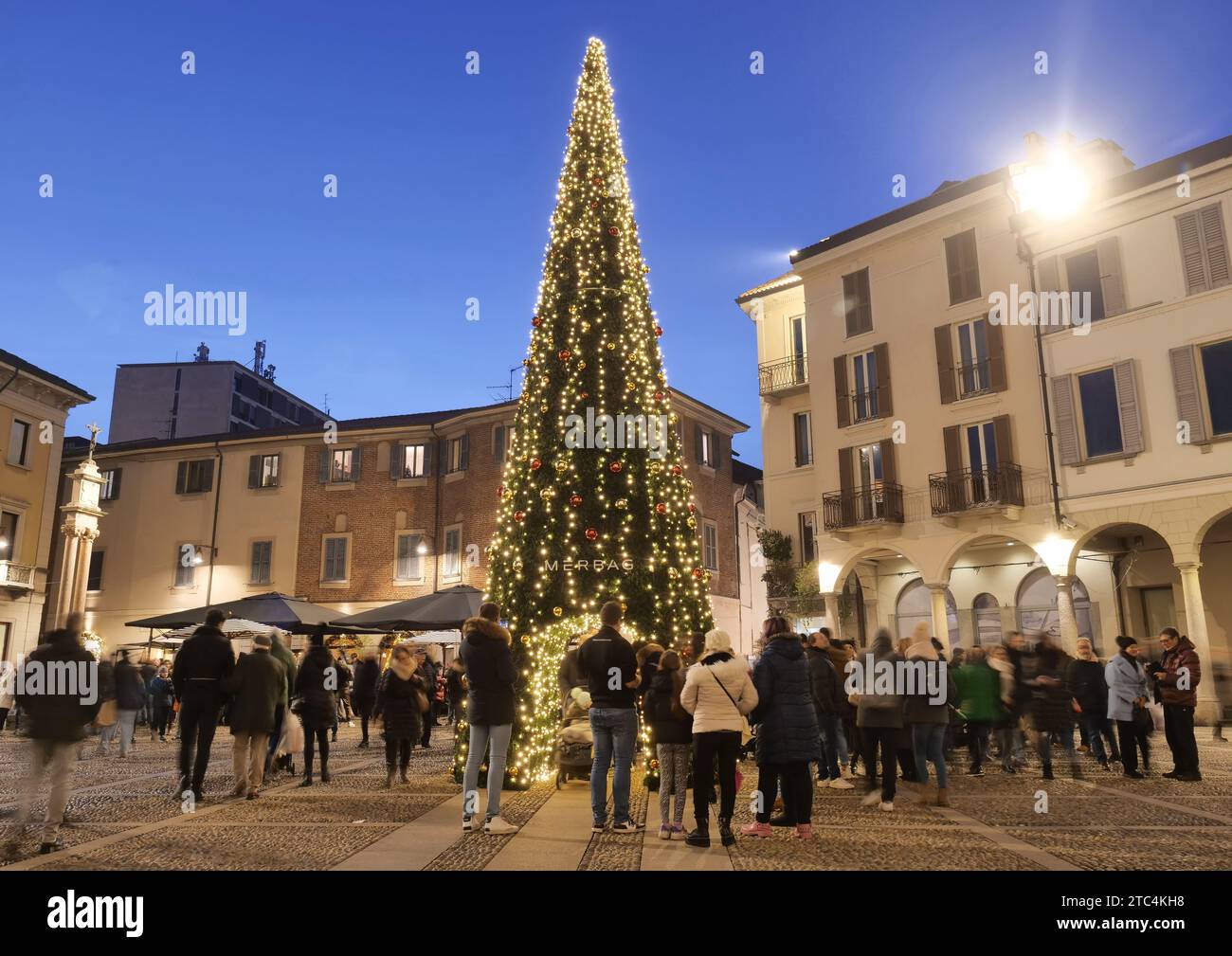 Monza, . 10th Dec, 2023. The city center lights up with splendid lights ...