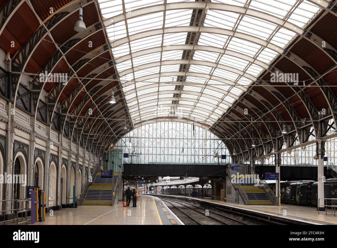 London underground platform 2023 hi-res stock photography and images ...