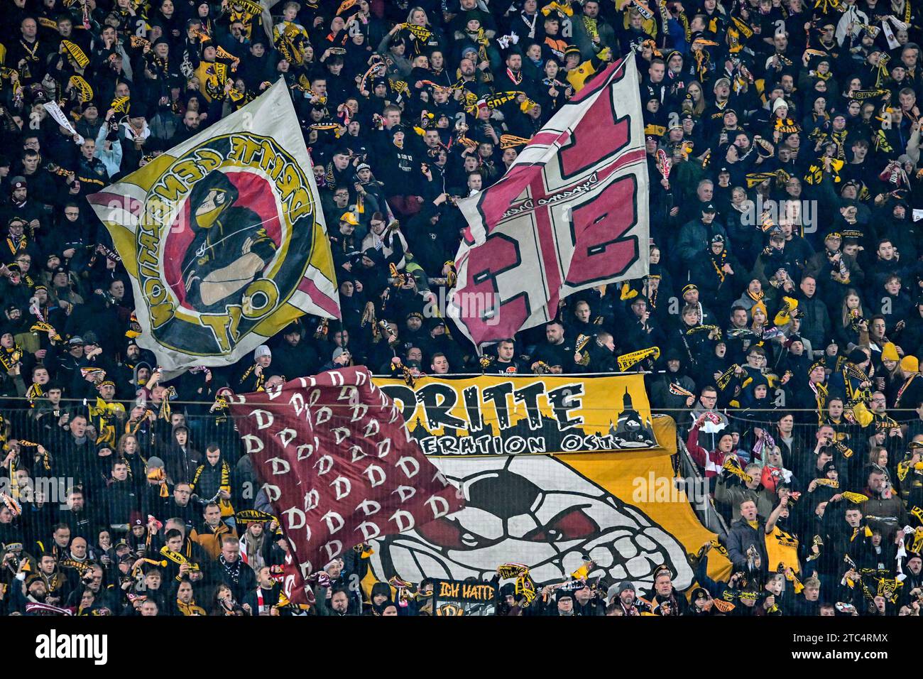 Dresden, Deutschland. 10th Dec, 2023. Dresdner Fans, Dynamo Fans ...