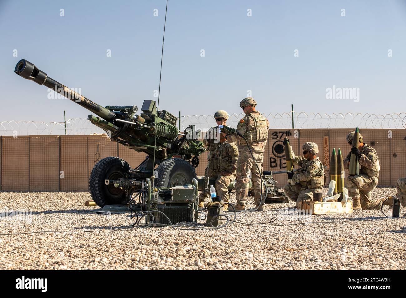 U.S. Soldiers with 2nd Platoon, Bravo Battery, 2-15 Field Artillery ...