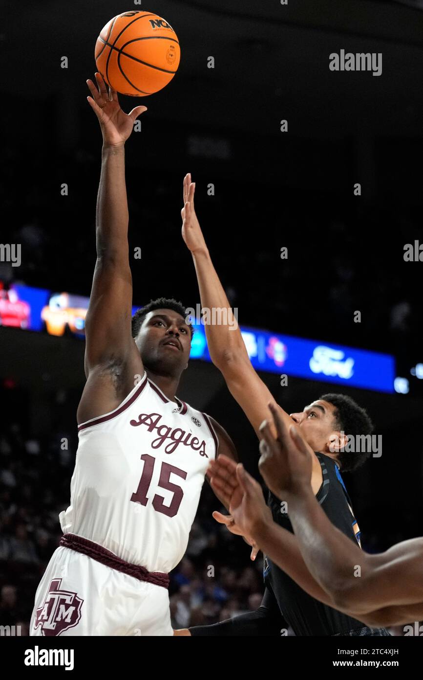 Texas A&M forward Henry Coleman III (15) shoots over Memphis forward ...