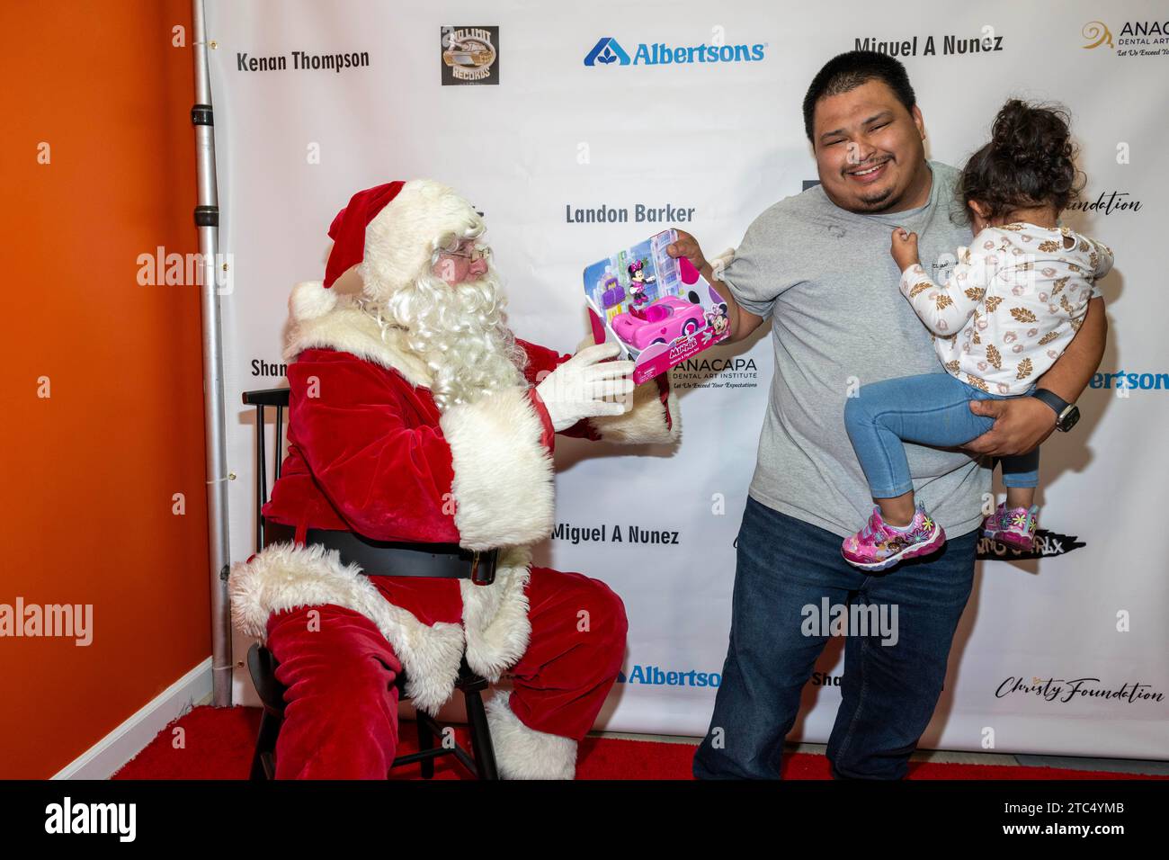 Los Angeles, USA. 09th Dec, 2023. Santa aka actor Al Burke gives toys ...