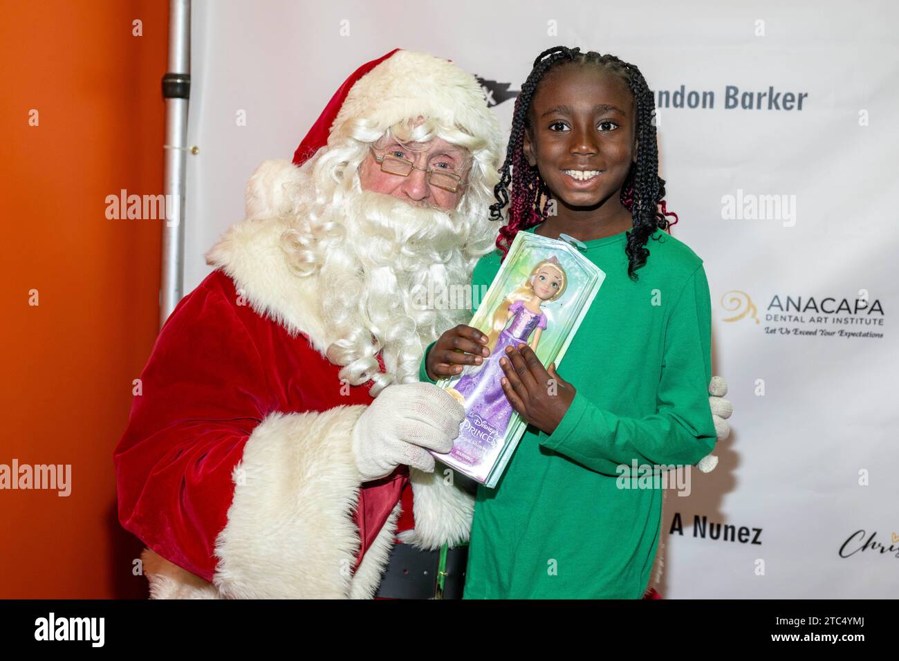 Los Angeles, USA. 09th Dec, 2023. Santa aka actor Al Burke gives toys ...