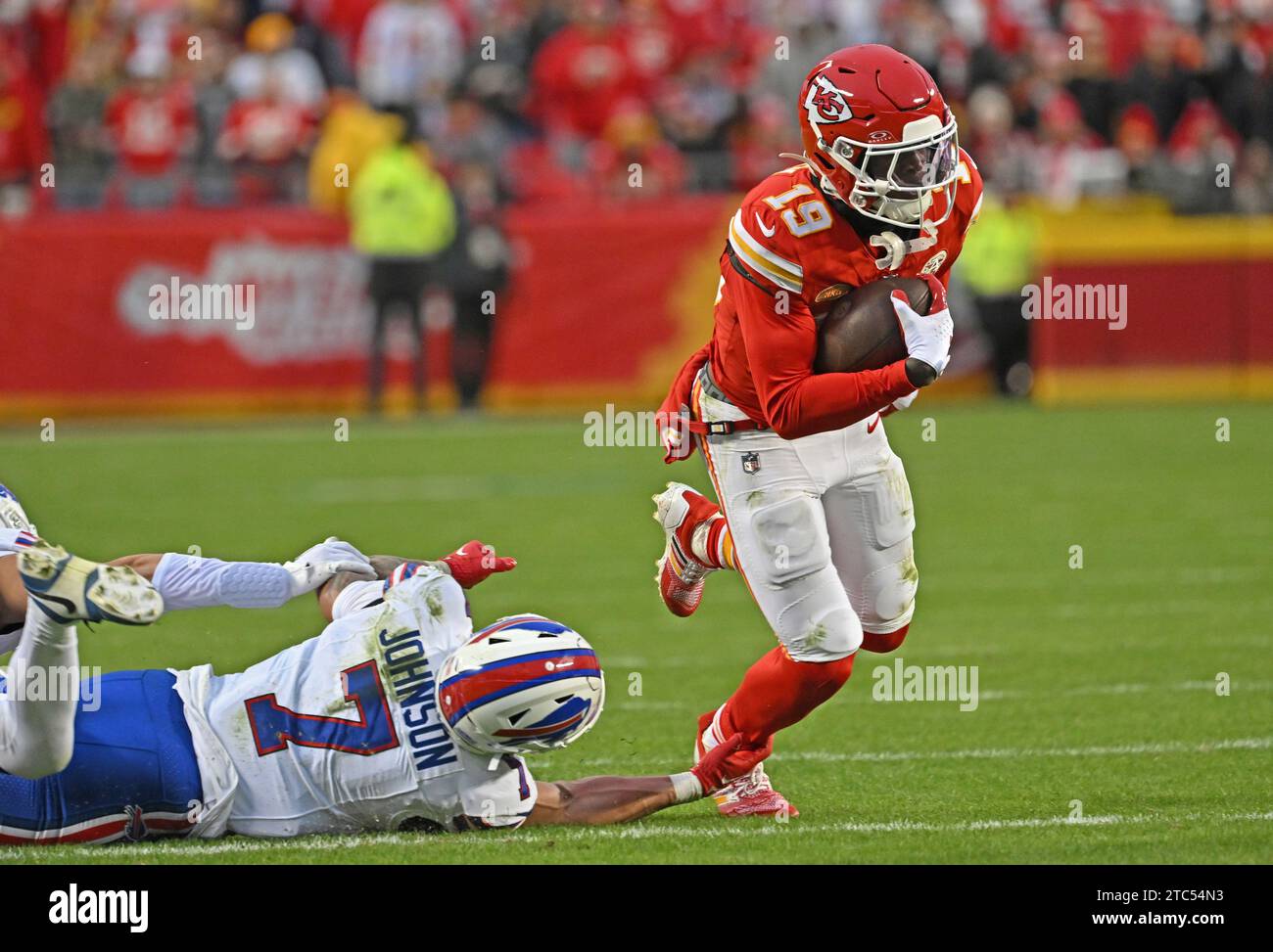 Kansas City Chiefs wide receiver Kadarius Toney (19) runs up field ...