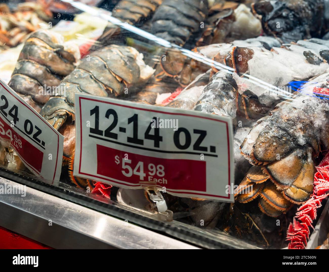 Refrigerated food display showcase hi-res stock photography and images ...