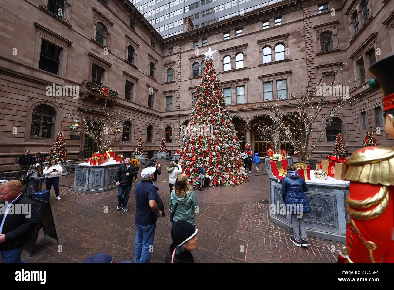 Lotte new york palace exterior hi-res stock photography and images - Alamy