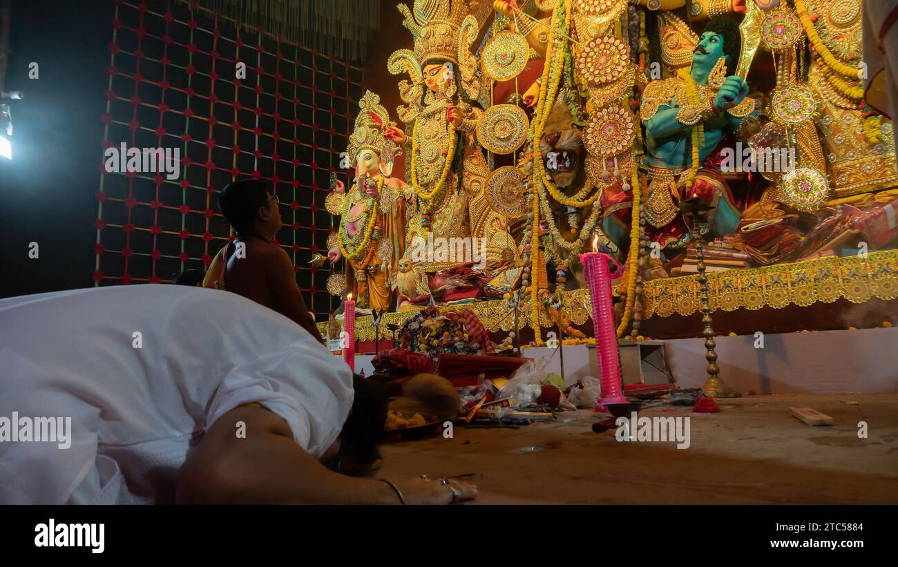 Kneel down hi-res stock photography and images - Alamy