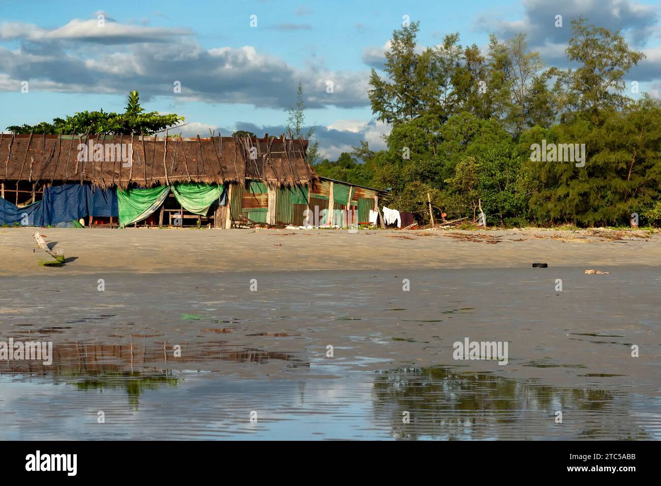 Precarious building on the beach Stock Photo - Alamy