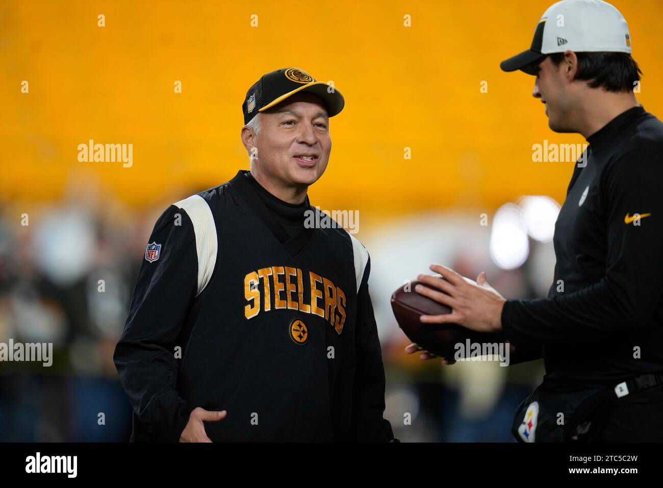 Pittsburgh Steelers offensive coordinator Mike Sullivan, left, talks ...