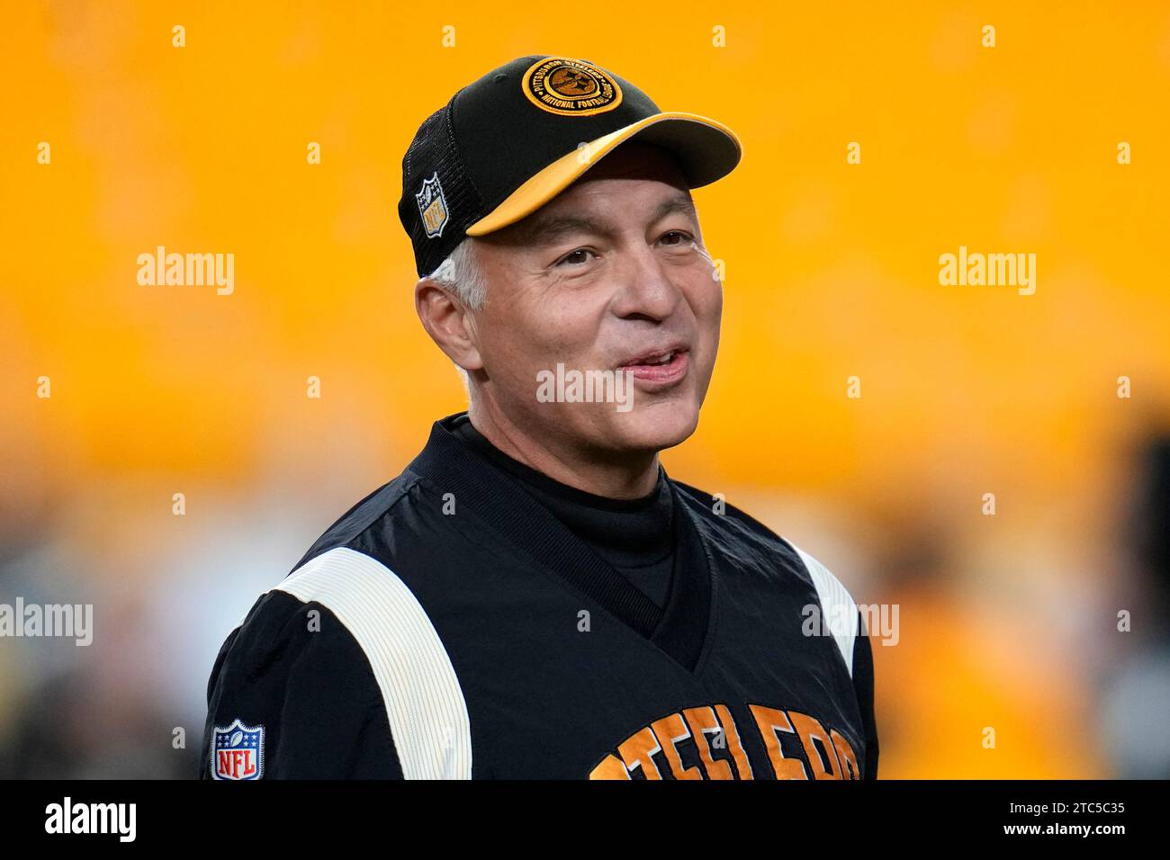 Pittsburgh Steelers offensive coordinator Mike Sullivan talks with ...