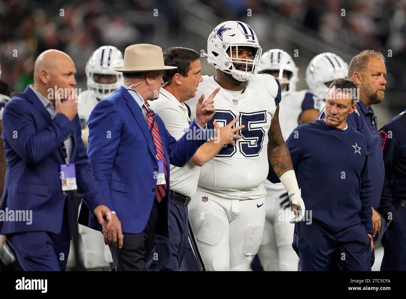 Dallas Cowboys defensive tackle Johnathan Hankins (95) walks with ...