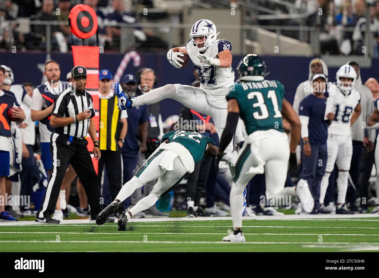 Dallas Cowboys tight end Jake Ferguson (87) attempts to hurdle ...