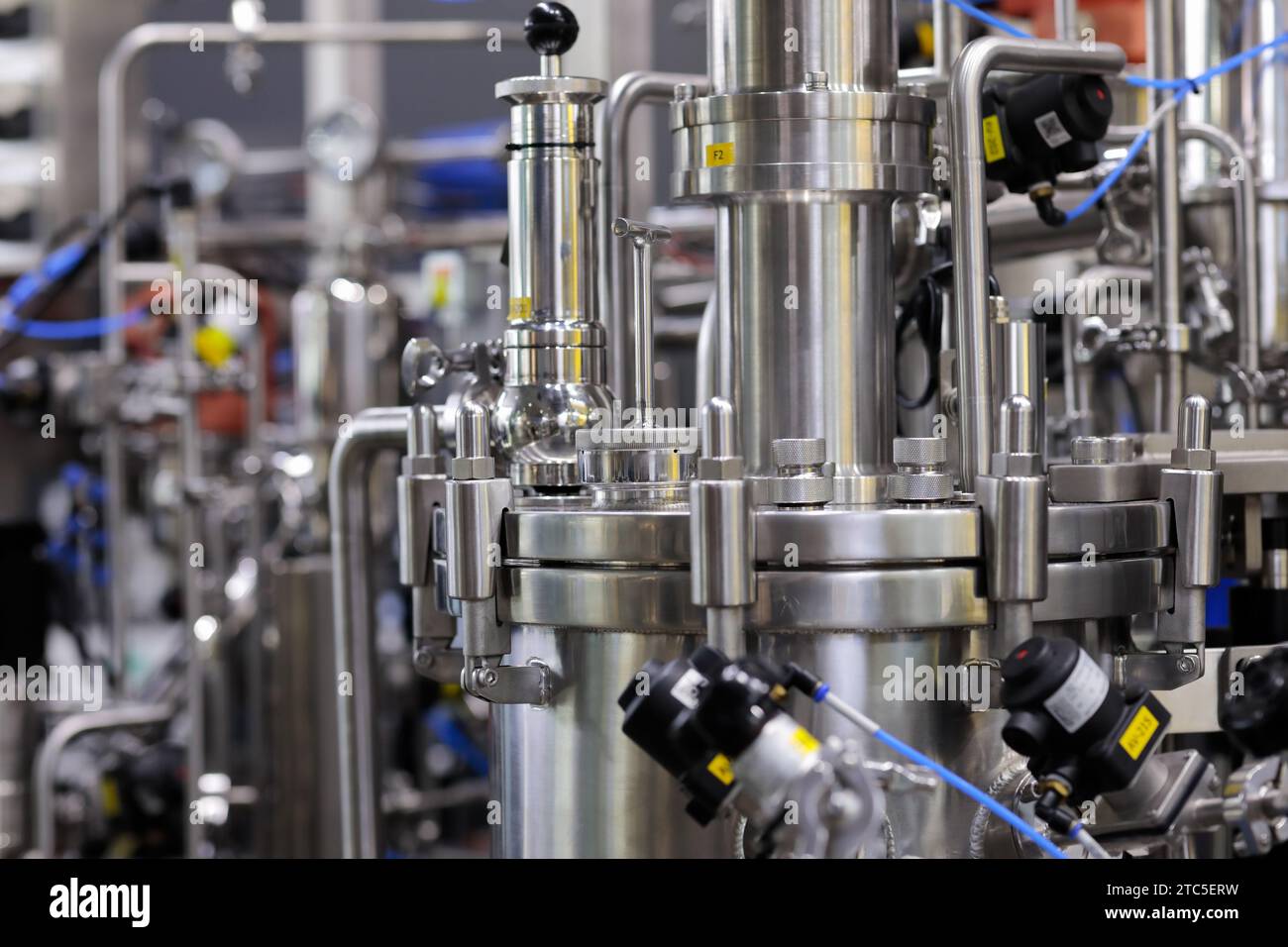 Pharmaceutical manufacturing process hi-res stock photography and ...
