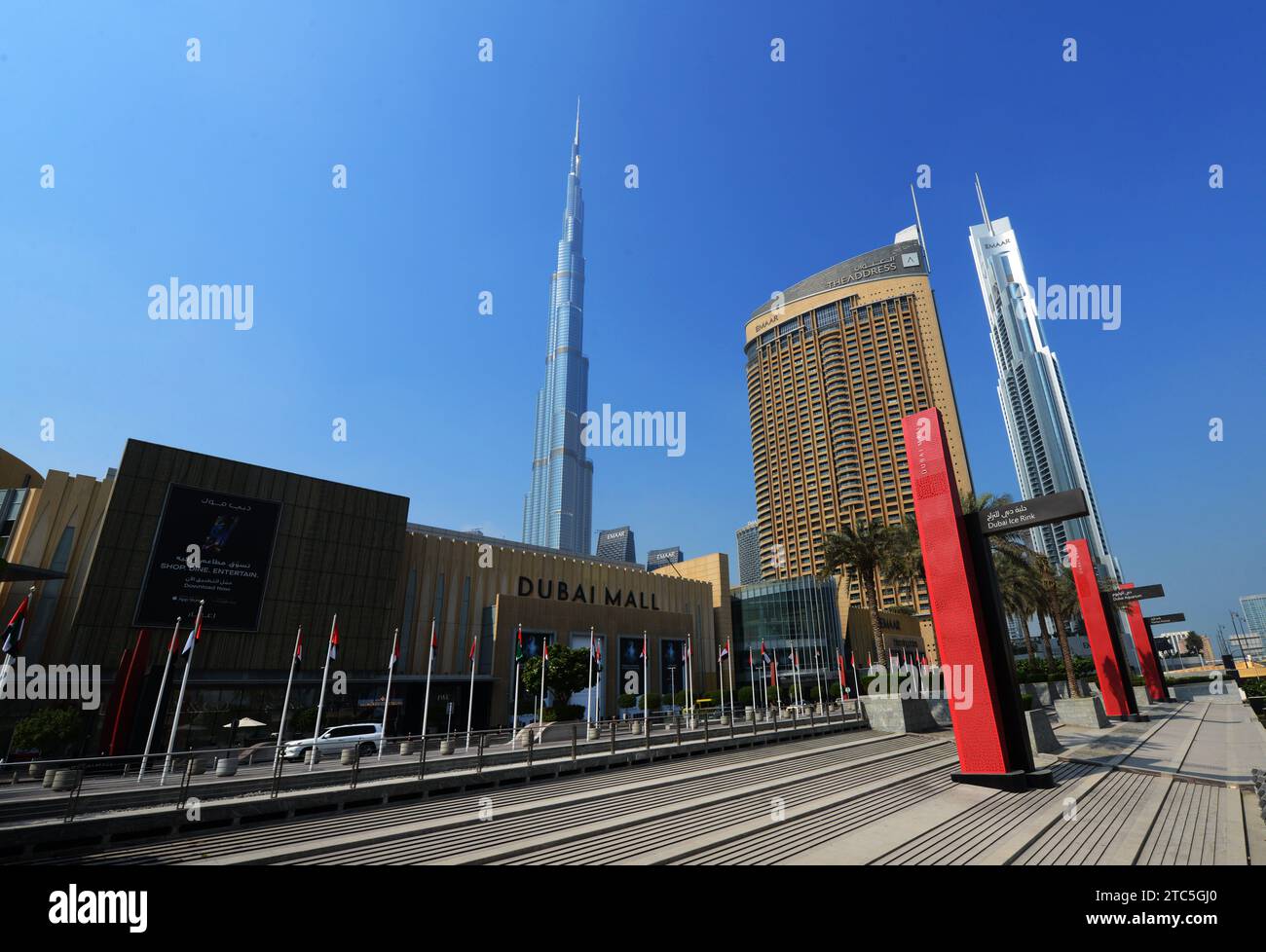 Walking outside the Dubai Mall in Dubai, UAE Stock Photo - Alamy