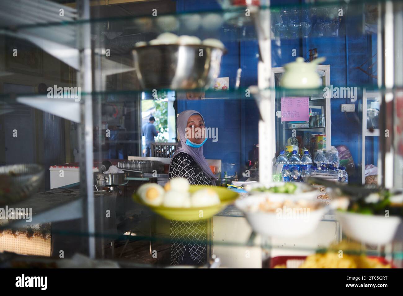 Malay female restaurant owner in her kitchen in Pulau Ubin Stock Photo ...