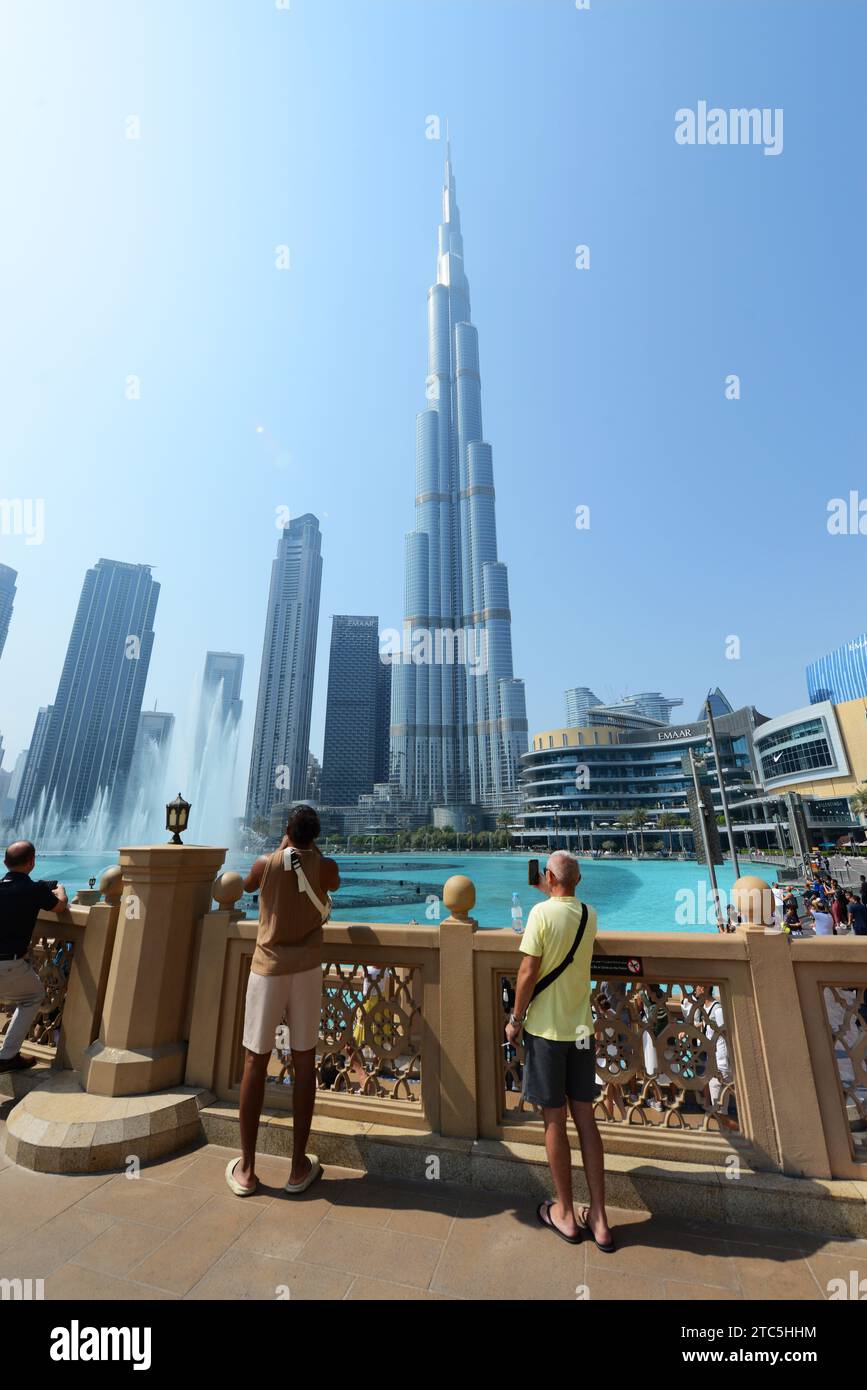 The Dubai Fountain and the Burj Khalifa skyscraper in downtown Dubai ...