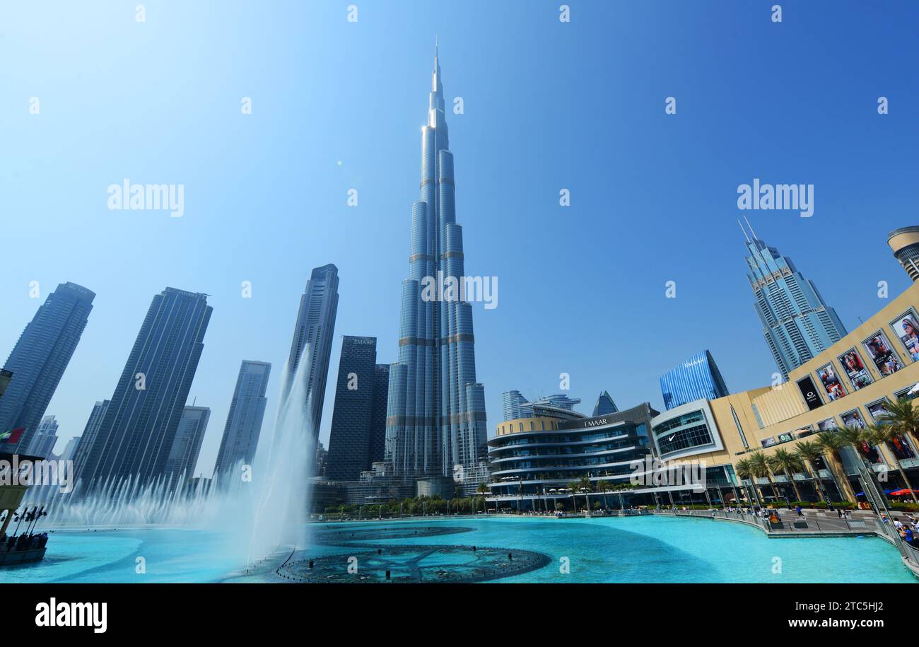 The Dubai Fountain and the Burj Khalifa skyscraper in downtown Dubai ...