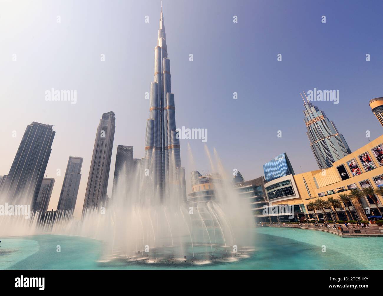 The Dubai Fountain and the Burj Khalifa skyscraper in downtown Dubai ...