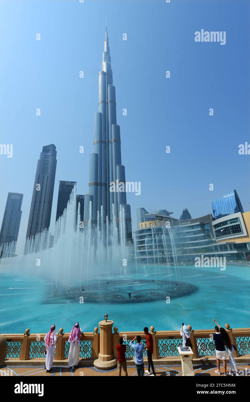 The Dubai Fountain and the Burj Khalifa skyscraper in downtown Dubai ...