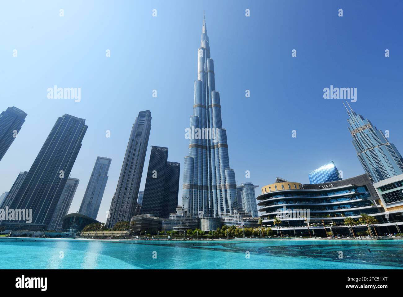 The Dubai Fountain and the Burj Khalifa skyscraper in downtown Dubai ...